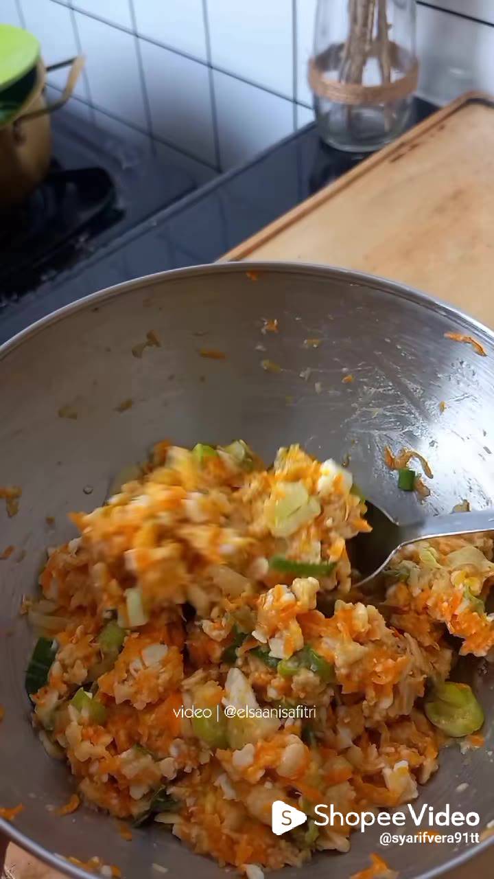 Bikin cemilan dari tempe dan wortel Bahan : - 1 wortel - 1 tempe - 3 ...